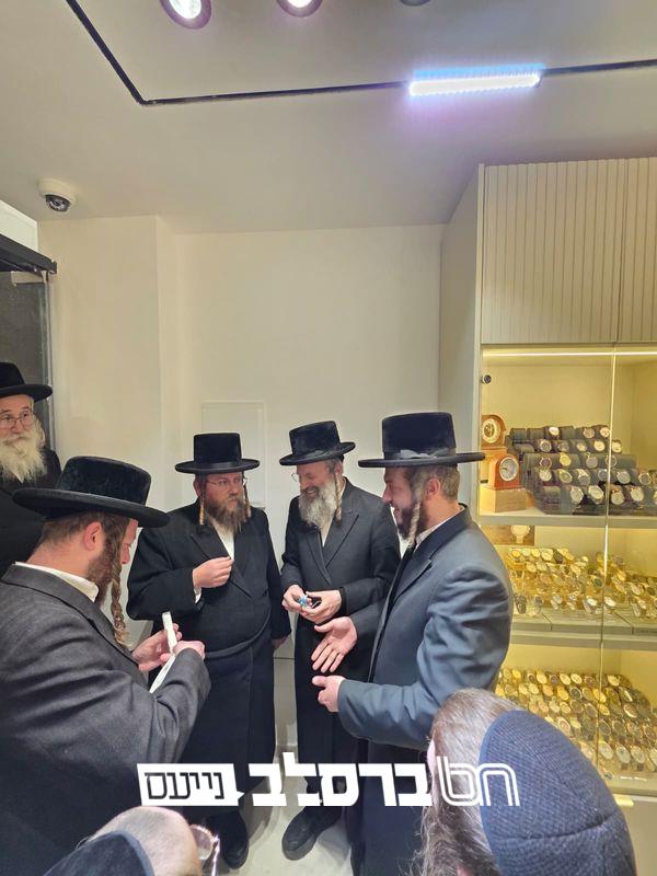 ביתר • מעמד קביעת מזוזה לחנות החדשה SIXTY ONE – שעוני מותג | - ברסלב נייעס